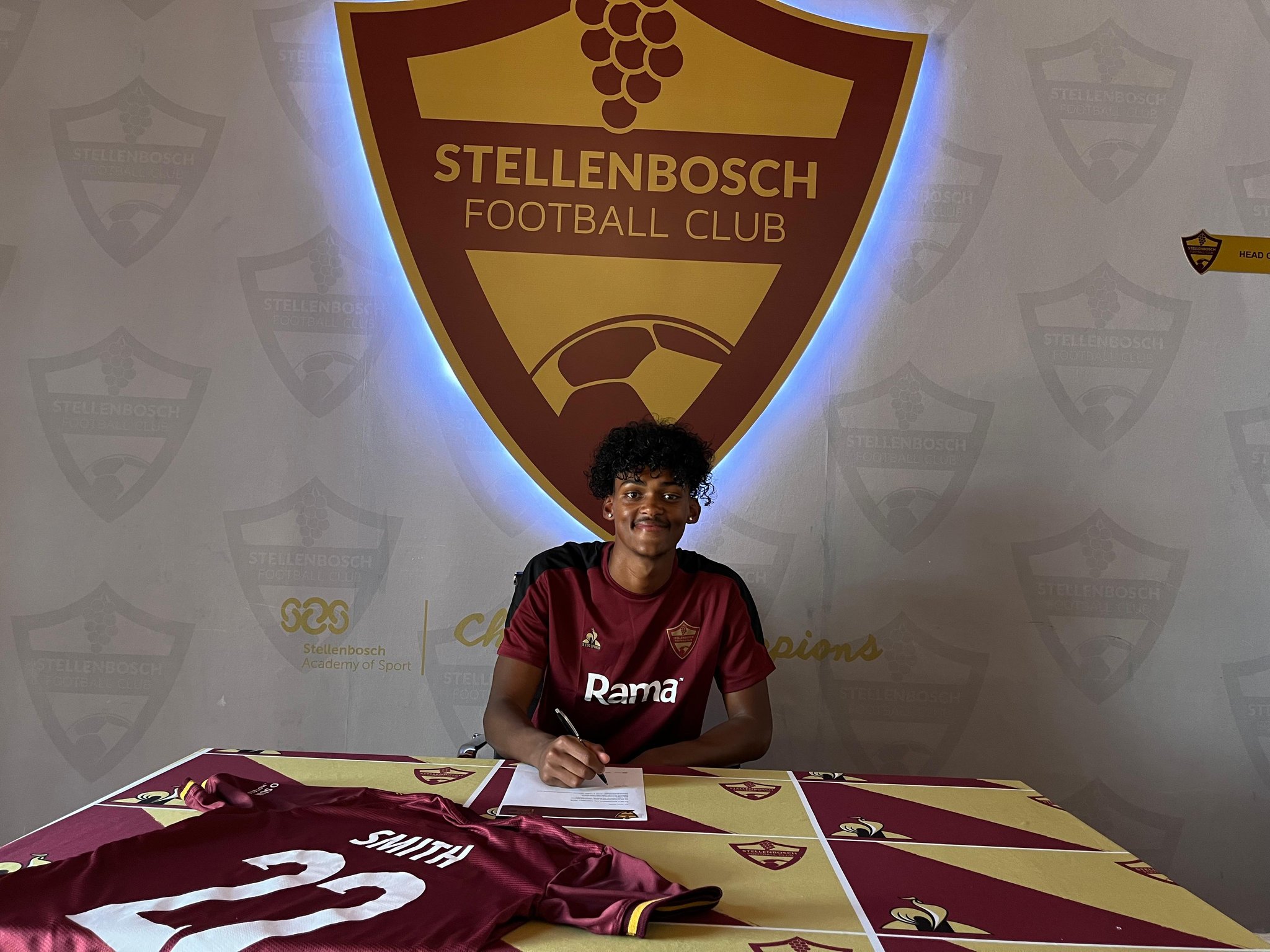 Tylon Smith signs first professional contract with Stellenbosch FC ...
